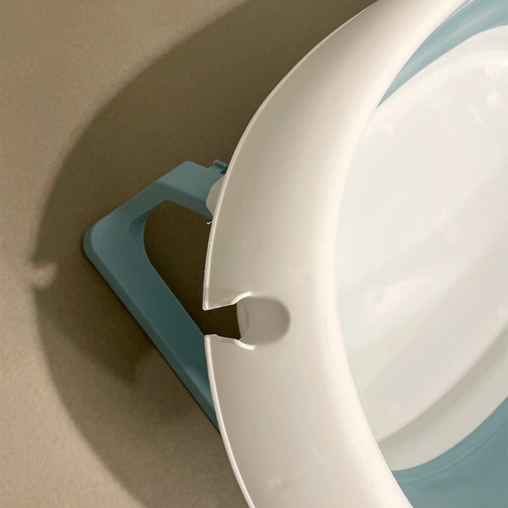 Babybadekar der kan foldes sammen i to forskellige farver